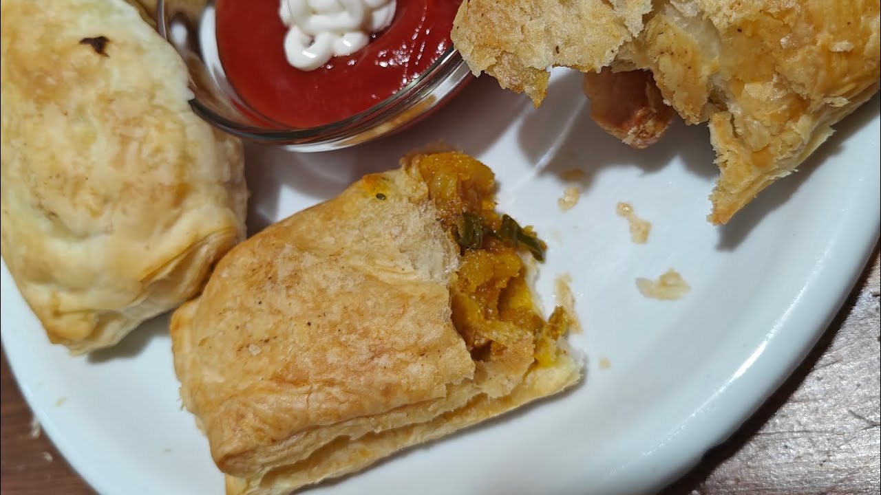 Aloo Patty | Crispy Veg Puff | Homemade Aloo Puff 😋😋 - YouTube