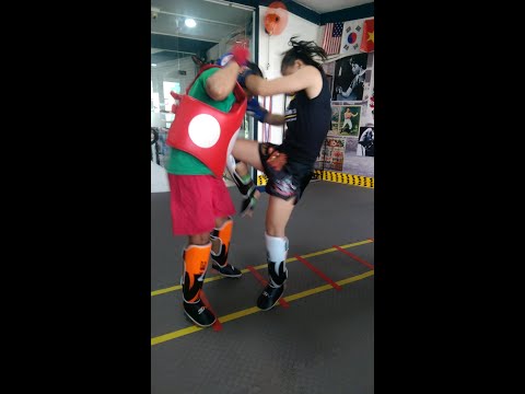 ASIAN MUAYTHAI  BOXING GIRLS TRAINING TO FIGHT
