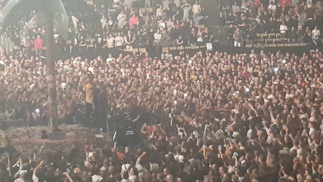 Maxwell 187 Stage diving Fail (München 6.12.19) - YouTube