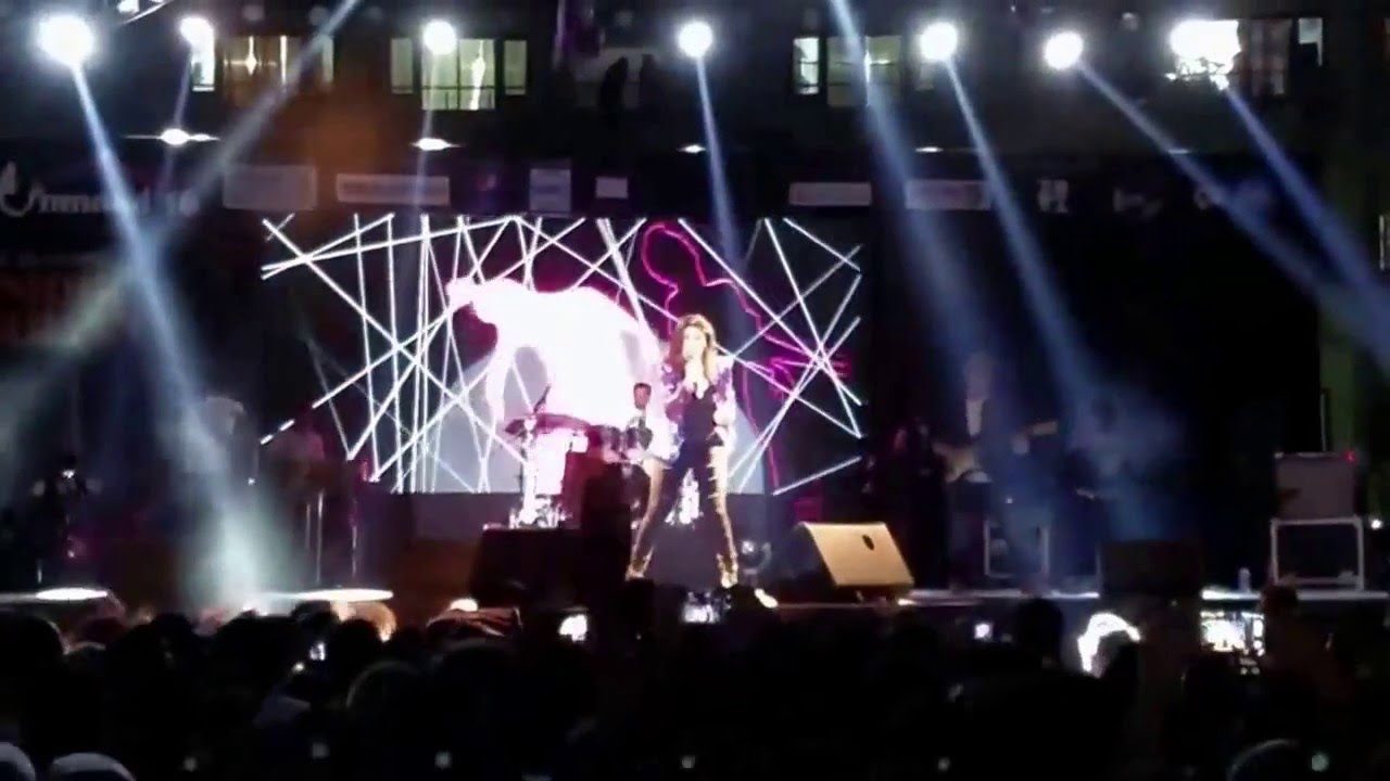 Sunidhi Chauhan live concert at Bangalore (with Belly Dance !) - YouTube