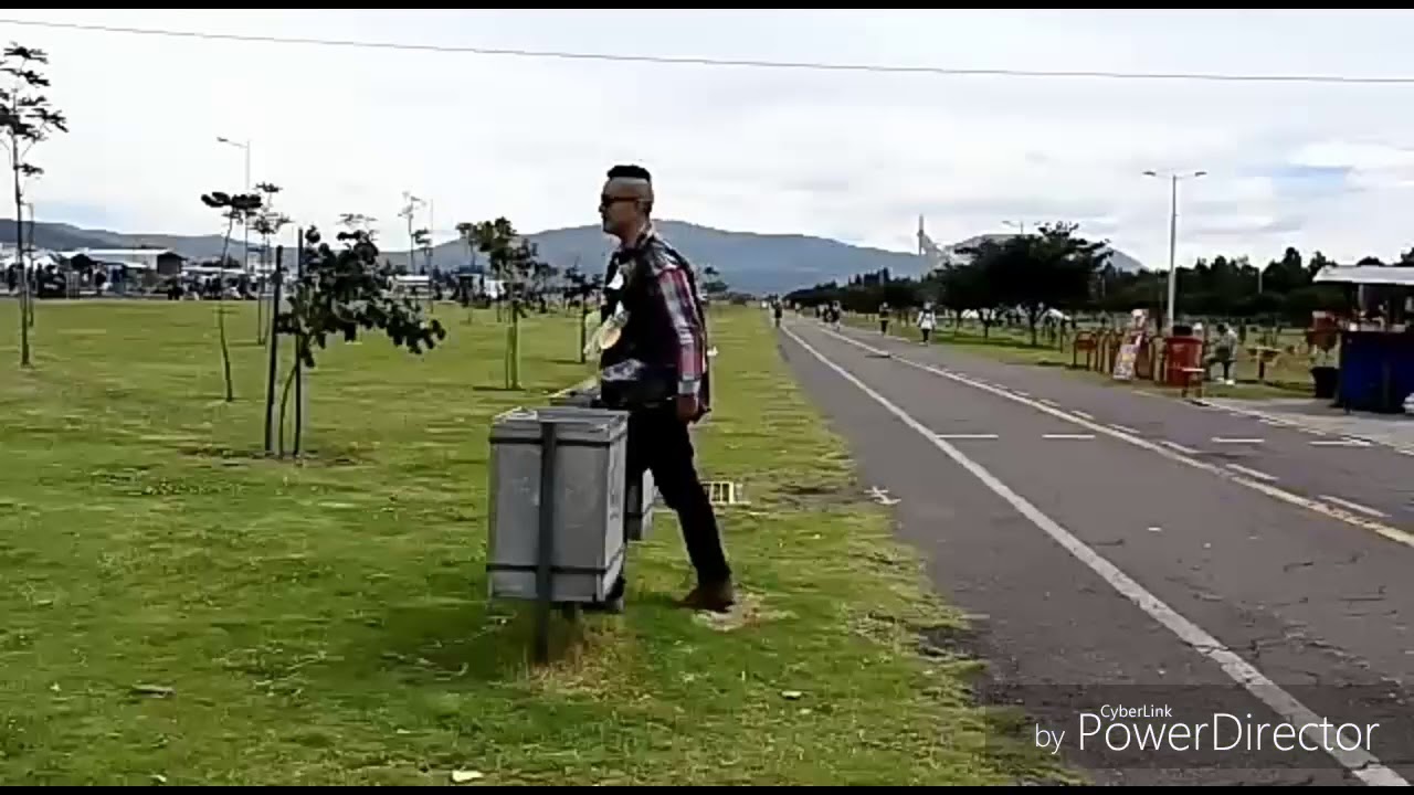 Mr. Funda vs Dr. Basura - YouTube