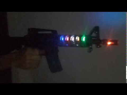 METRALHADORA M16 DE BRINQUEDO A PILHA QUE EMITE LUZ,SOM E MOVIMENTO SIMULANDO COMBATE DE GUERRA