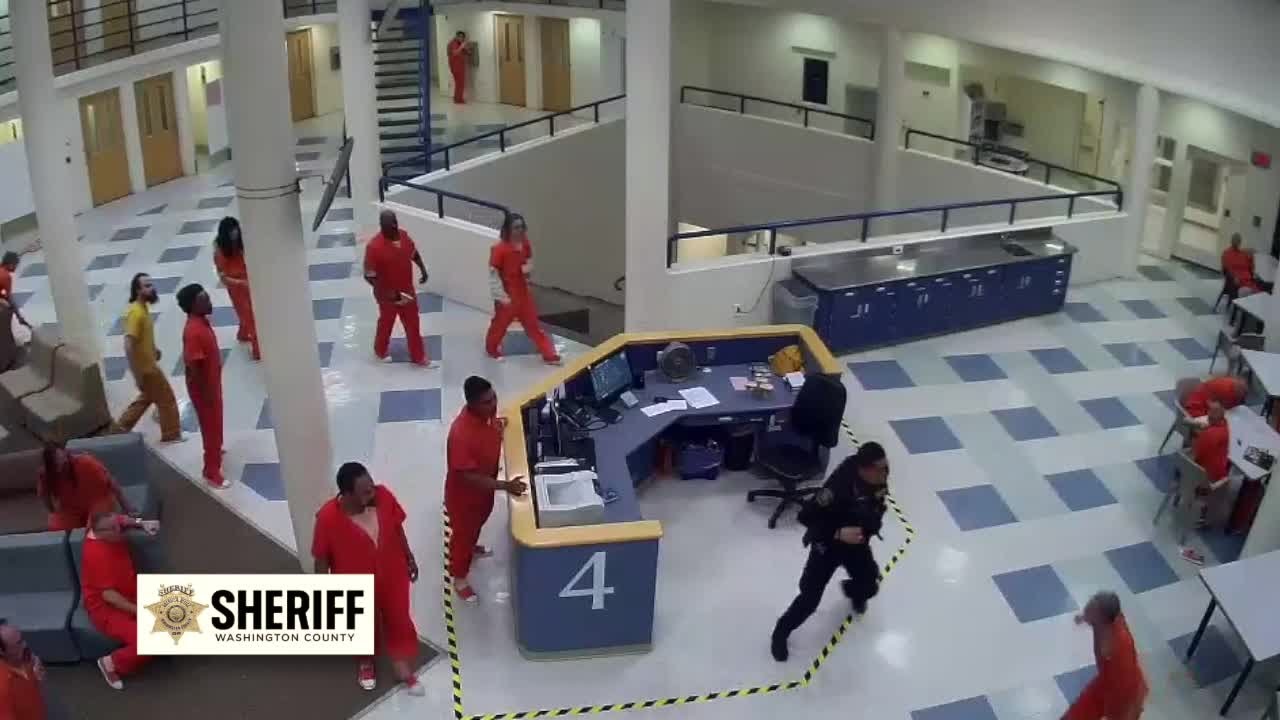 Hayden Landry Davis attacks jail deputy - YouTube