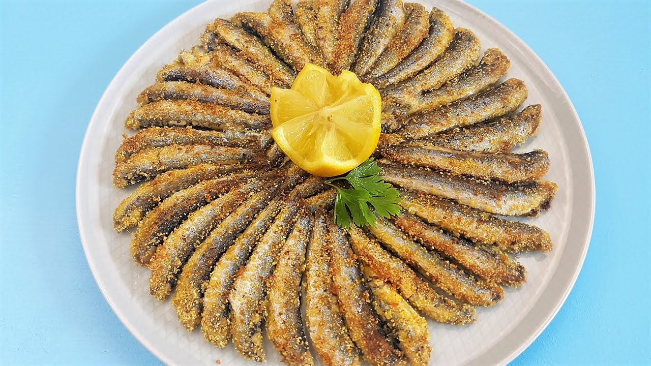 Peste mic prajit cu 2-3 linguri de grasime ( hamsii, sprot, baby hering ...