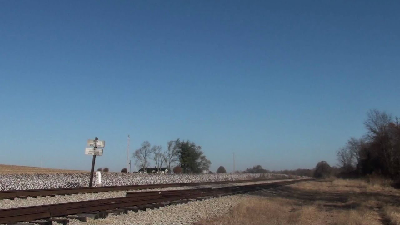 CSXT SD70MAC 4702 leads Q533-08 South through Hico - YouTube