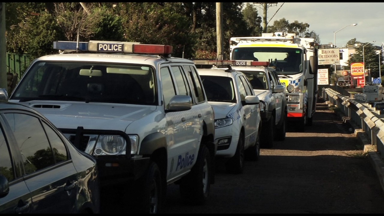 Strike Force Raptor dismantle bikie clubhouse - YouTube