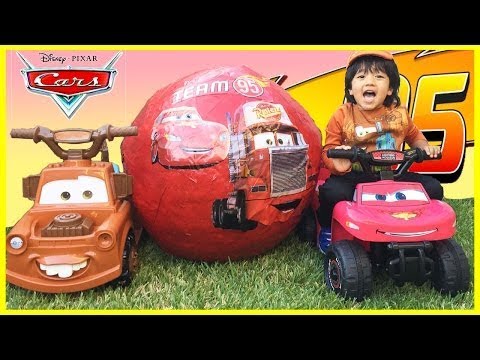 Disney Cars Toys GIANT EGG SURPRISE OPENING Lightning McQueen Tow Mater ...