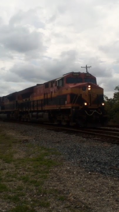 Tier 4!!! KCS #5010 leads a very fast happy NB CPKC G393 out of Starks, Louisiana!!! - YouTube