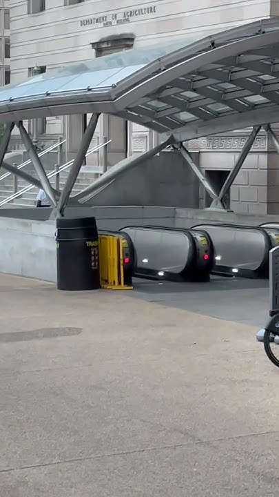 Washington DC metro rail smithsonian station - YouTube