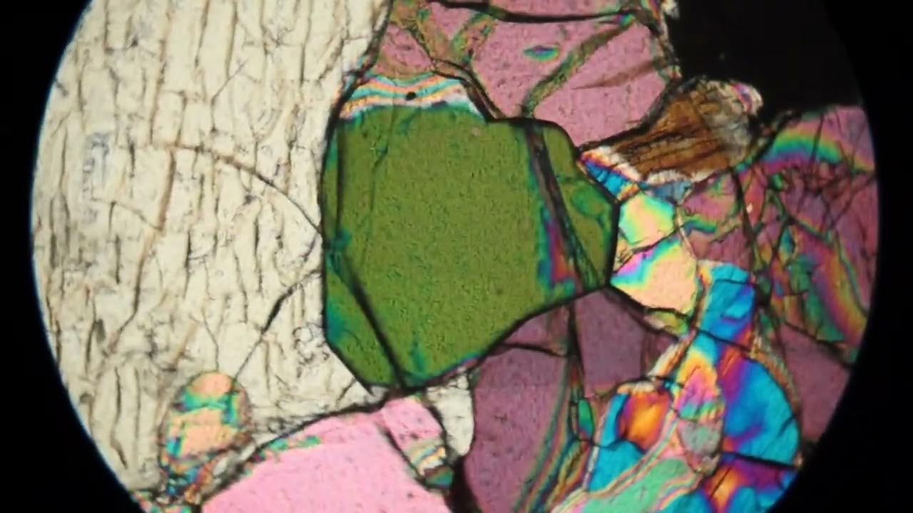 Lame de péridotite vue au microscope polarisant - YouTube