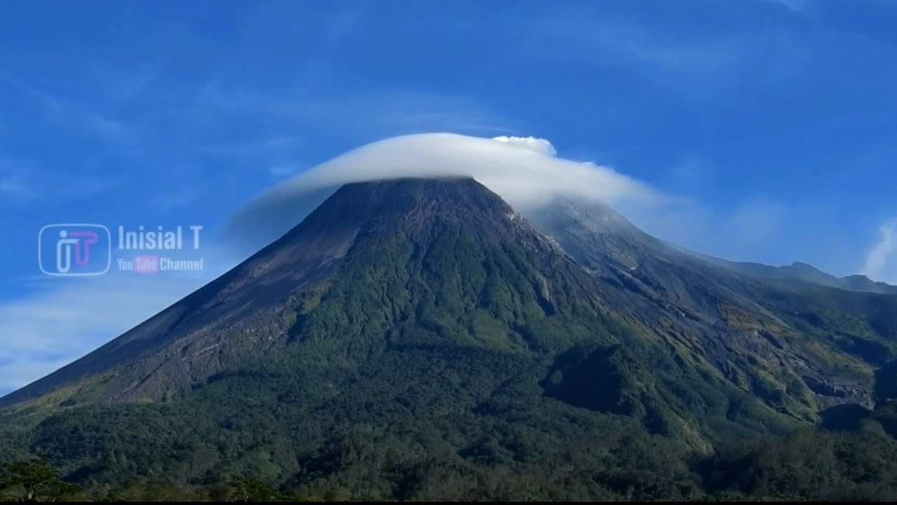 TERJADI AWAN LENTICULAR DI PUNCAK GUNUNG MERAPI HARI INI - YouTube