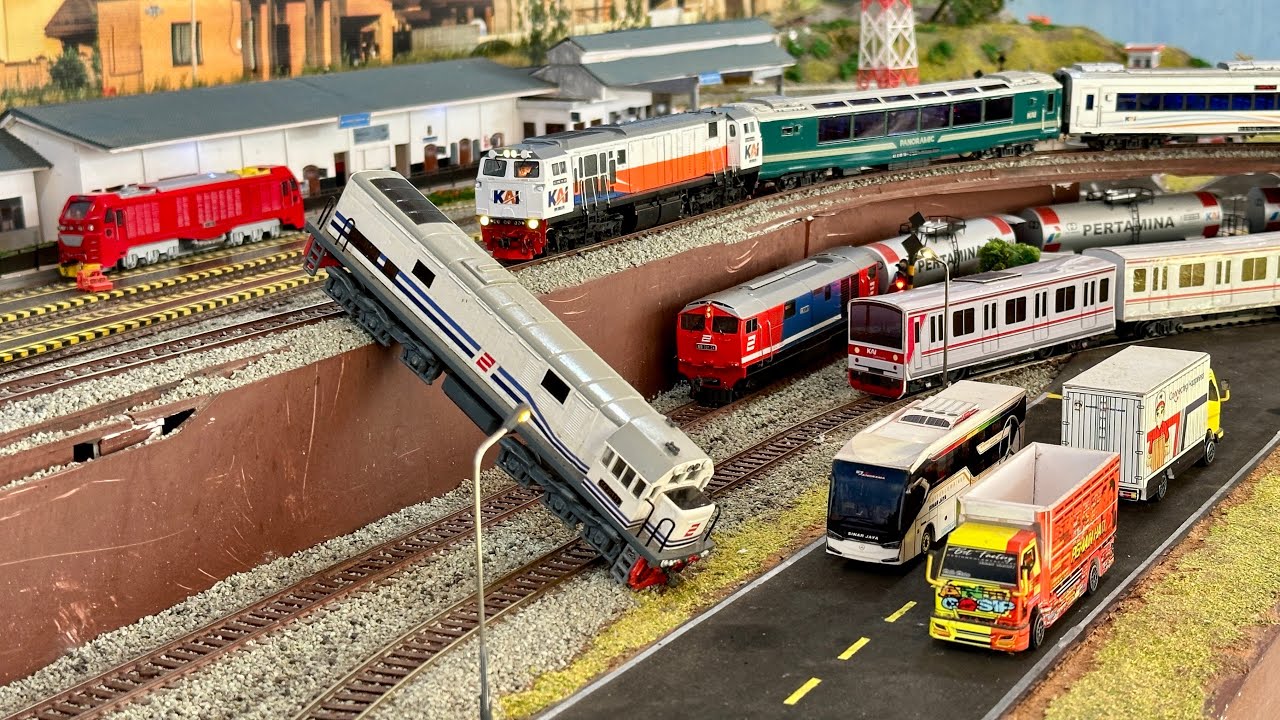 kereta api KAI Argo Parahyangan Panoramic,BB301 pertamina & KRL anjlok ...