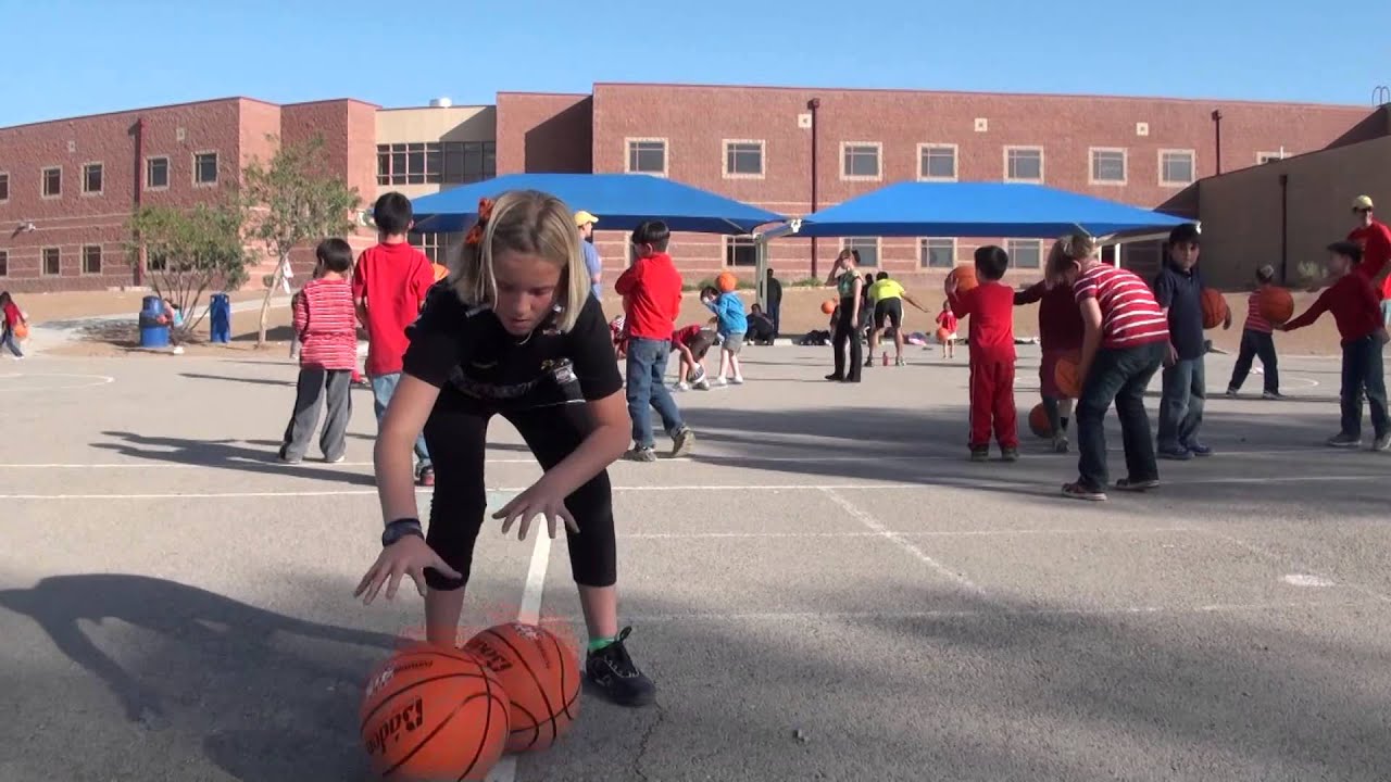 The Mesita Mustangs Mini Dribblers Two Ball Switch Drill - YouTube