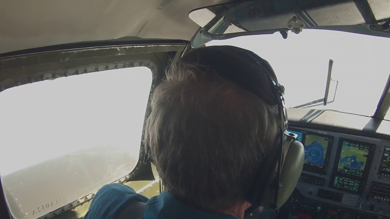 Beechcraft Queen Air Left Engine Shutdown In Flight - YouTube