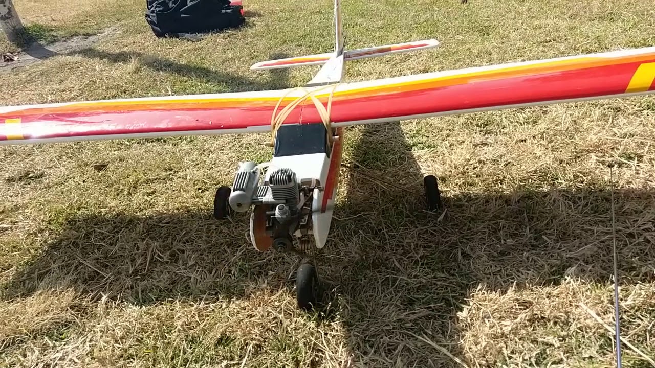 Avion Hobbico Avistar - YouTube