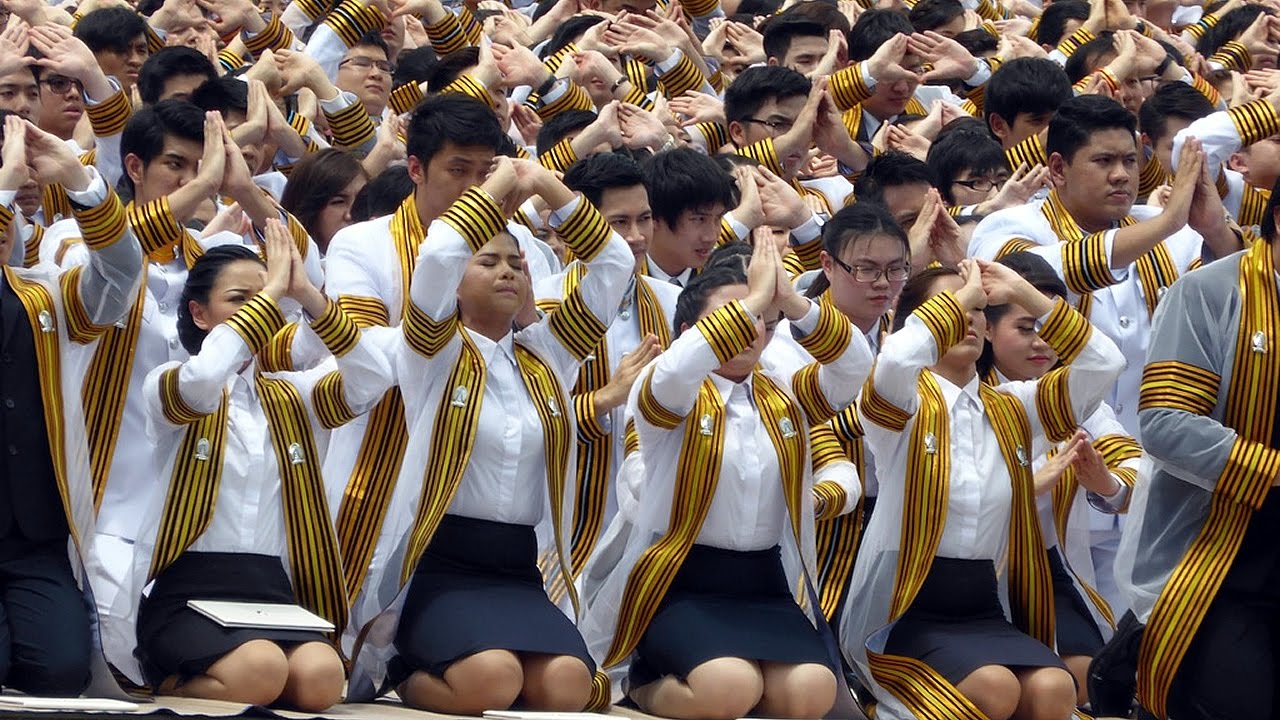 Thai Graduation Ceremonies - YouTube