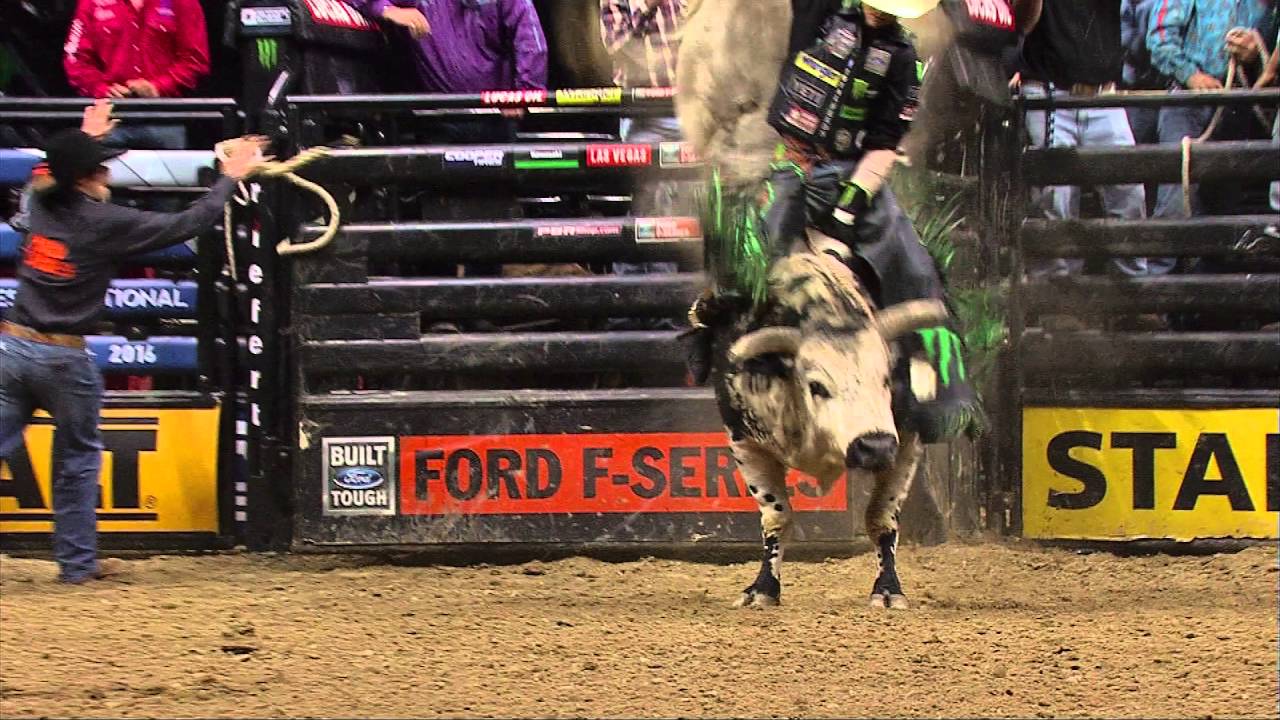 WRECK: Air Time takes out J.B. Mauney (PBR) - YouTube