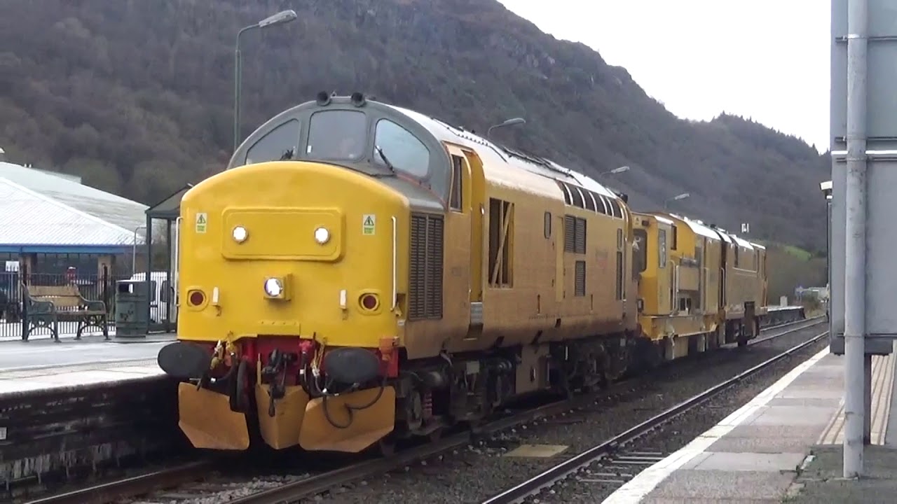 Network Rail 97303 and Stoneblower DR80211 at Porthmadog 17/1/2020 ...