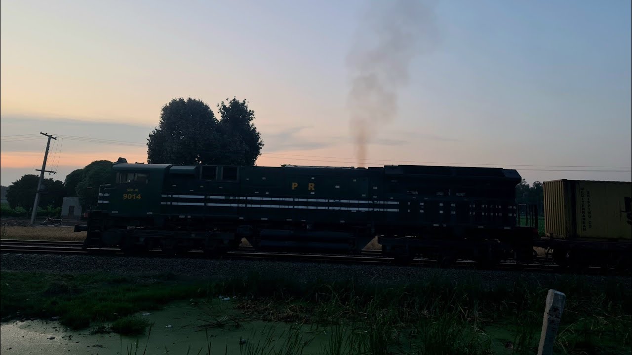 awam express train video fast train video Pakistan railway | travel ...