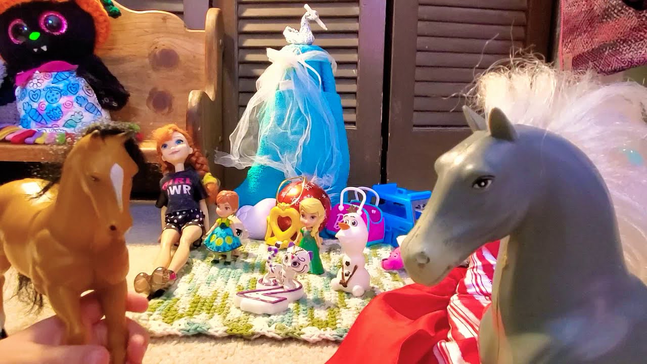 Frozen Elsa & Anna Barbies Merry Christmas with Olaf and Friends - YouTube