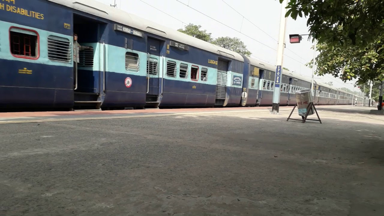 Durgapur station arriving 13010 Dehradun Howrah Doon express with ...