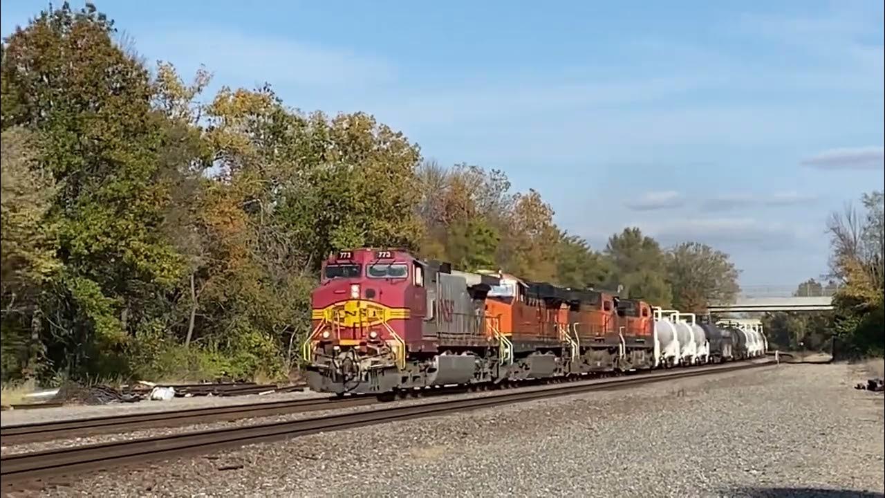 BNSF 773 leads the H-GALKCK through La Plata, MO - YouTube