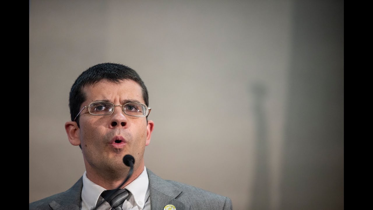 Jake Porter speaks about mental health care in Iowa at Des Moines forum ...