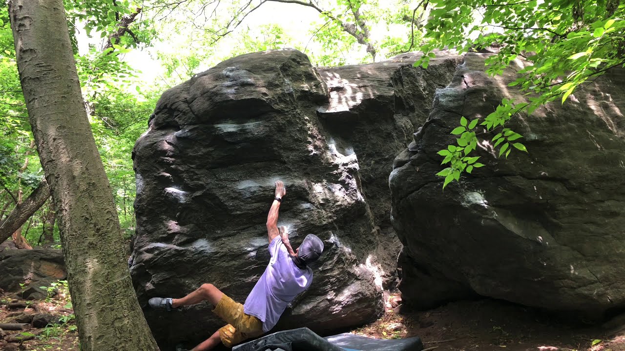NYC Bouldering: Central Park: Split Rock: Between Rocks V? - YouTube