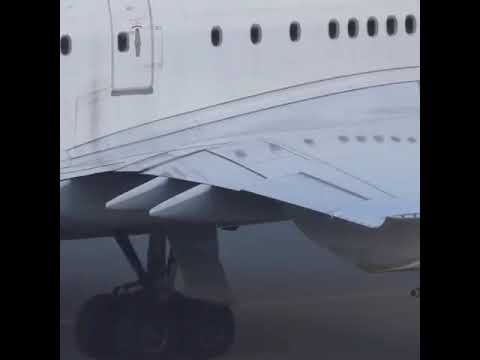 Boeing 747-8 Flight Controls Check and Flaps Extension - YouTube