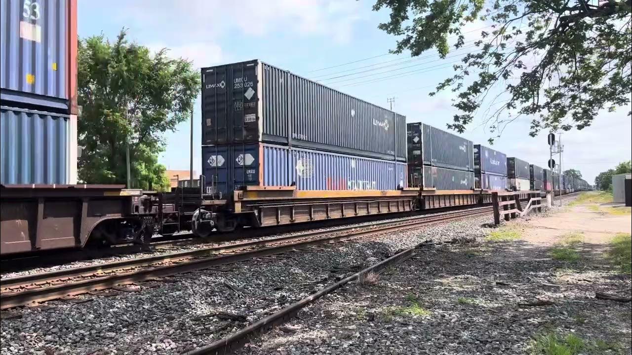 CSX 417 leads I131 with a Nice crew through Muncie - YouTube