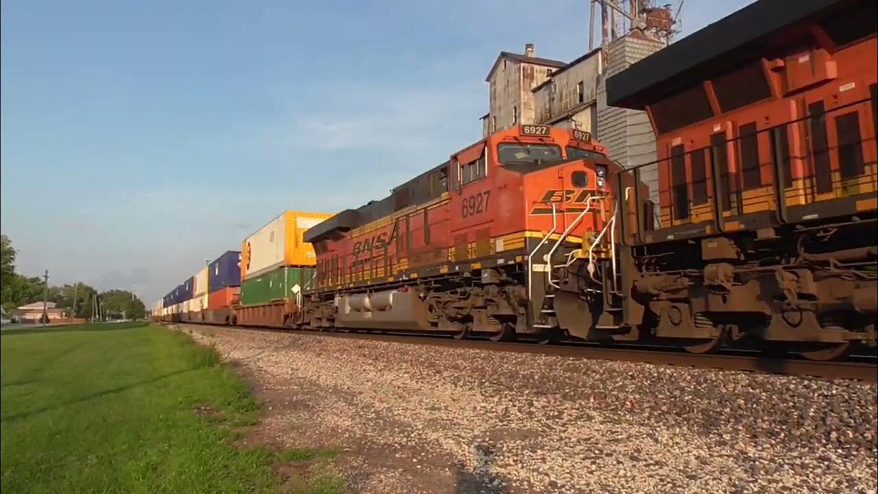 BNSF 6667 leads a Westbound Z-train through Mazon, IL - YouTube