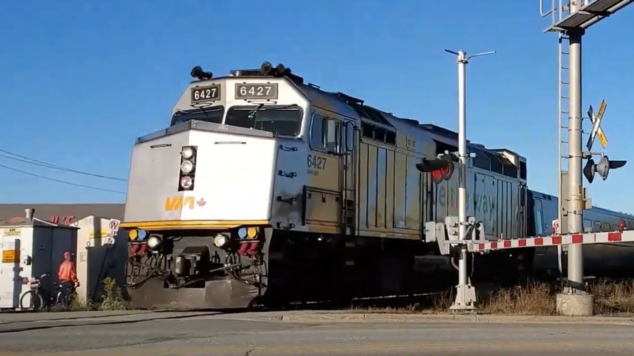 VIA 72 at Lauzon Rd! LRC CARS! Wrapped F40 + P42! - YouTube