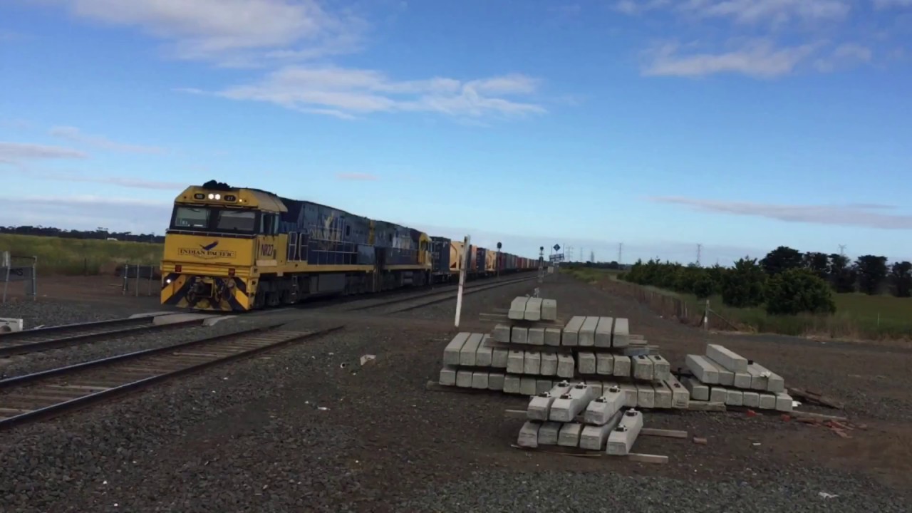 NR27 IP and NR 117 at Gheringhap Loop with 89 wagons - YouTube