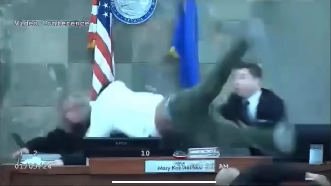 Judge attacked in courtroom - YouTube