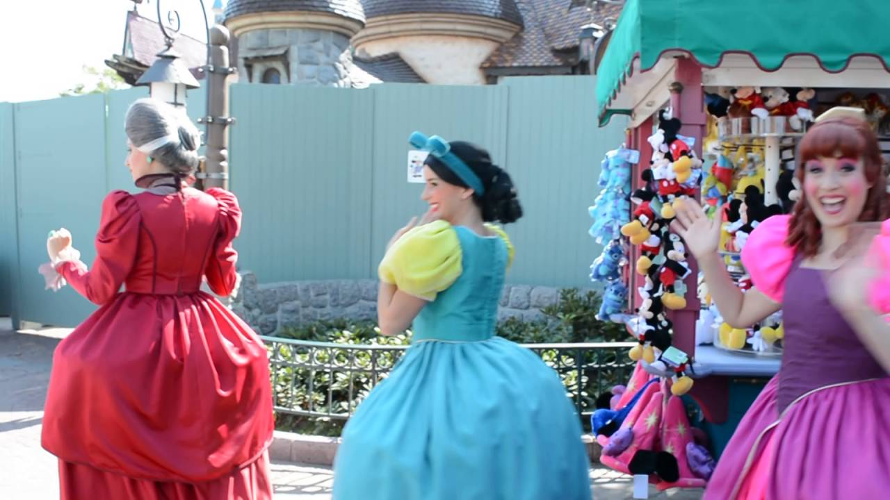 Hermanastras Cenicienta Saludan en Disneyland Paris - YouTube