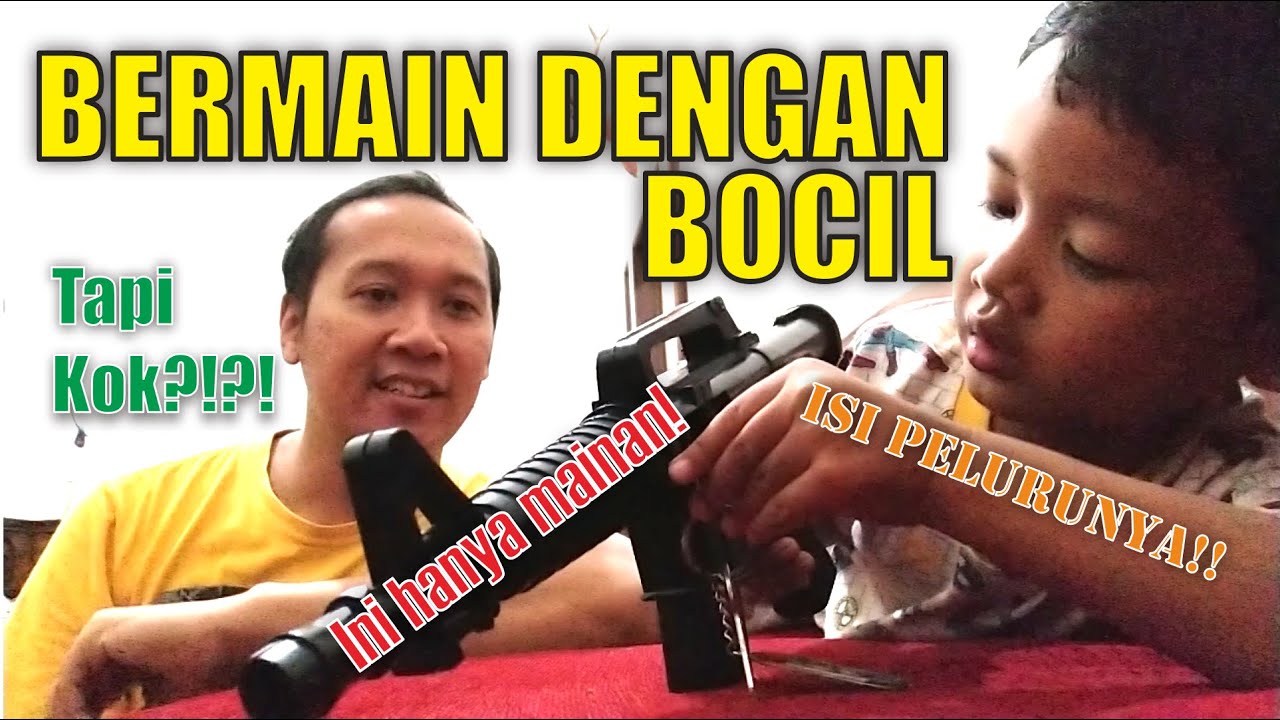 Bermain dengan bocil lucu pegang mainan tembak-tembakan - YouTube