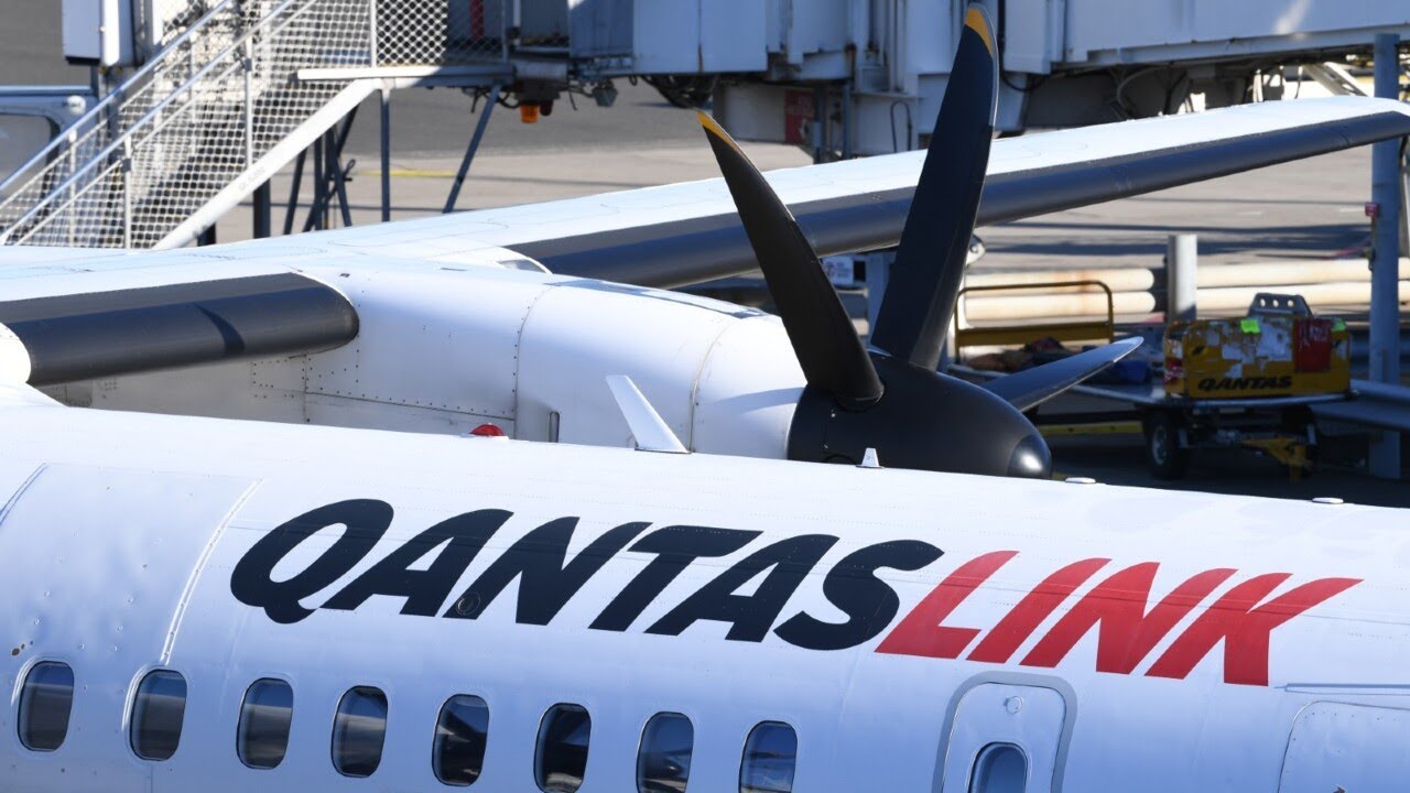 Western Australian QantasLink pilots to strike for 24 hours - YouTube