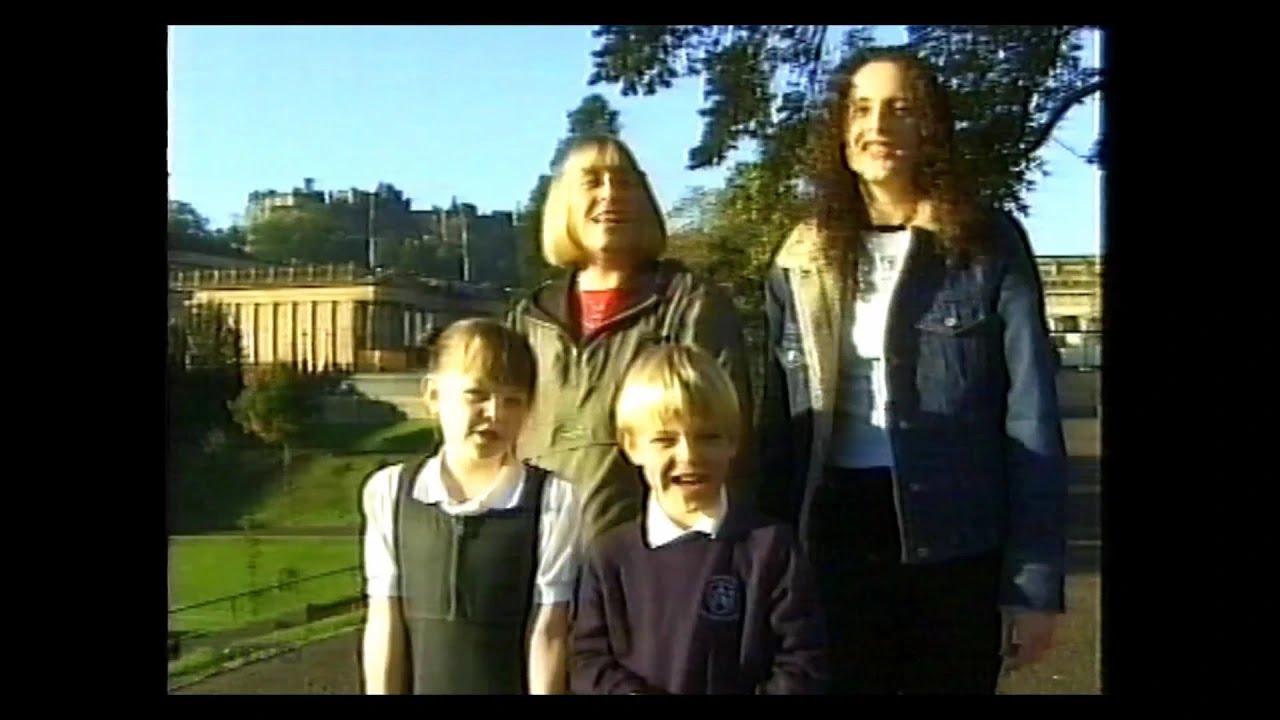 British public sing the Neighbours theme song | BBC1 29/10/1999 - YouTube