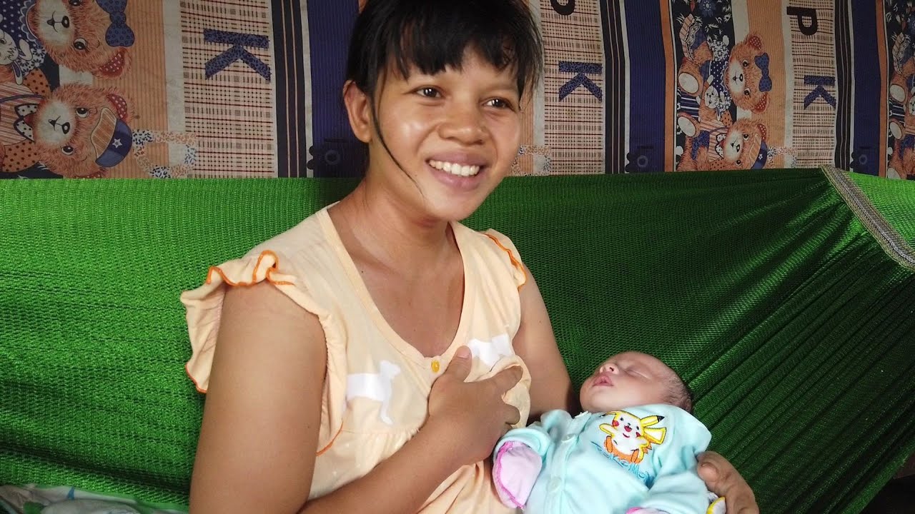 Mom always smiles at the baby - YouTube