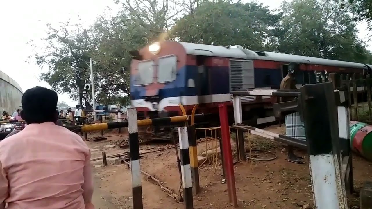 KARAIKUDI - VIRUDHUNAGAR DEMU DEPARTURE AT DEVAKOTTAI ROAD STATION 😍 ...