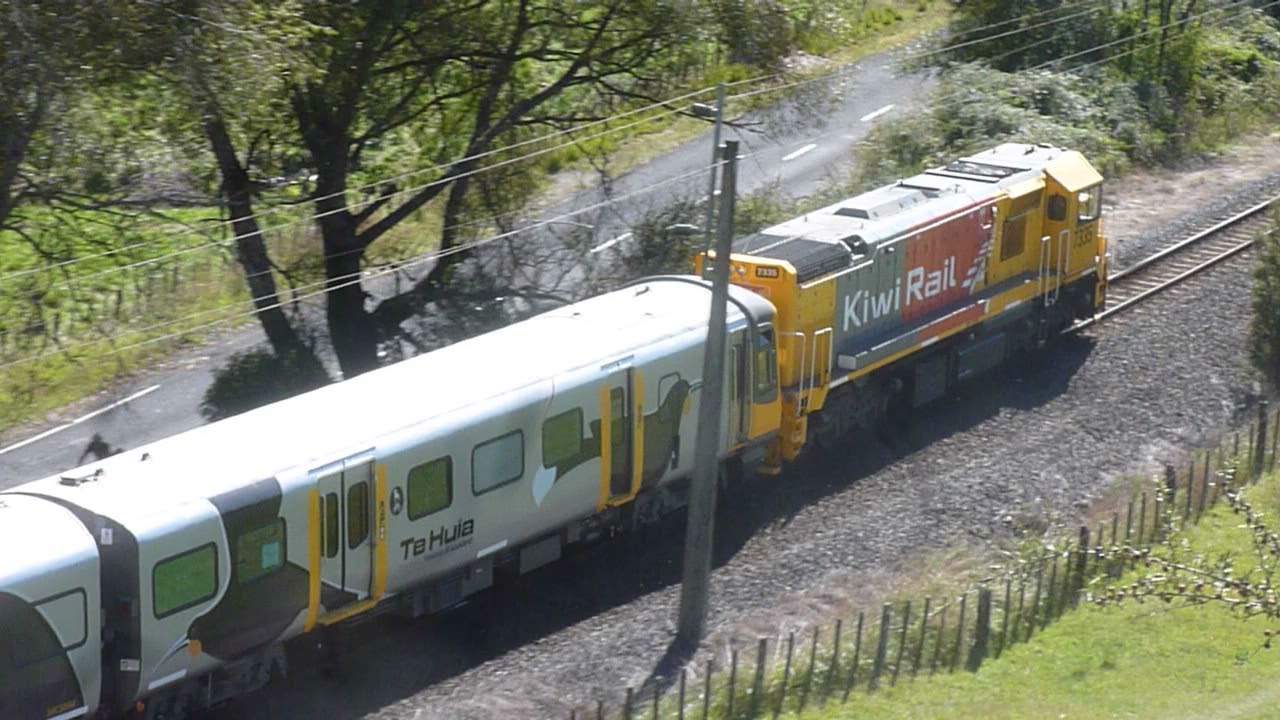 DFB 7335 delivers 3rd Te Huia train set to Hamilton - YouTube