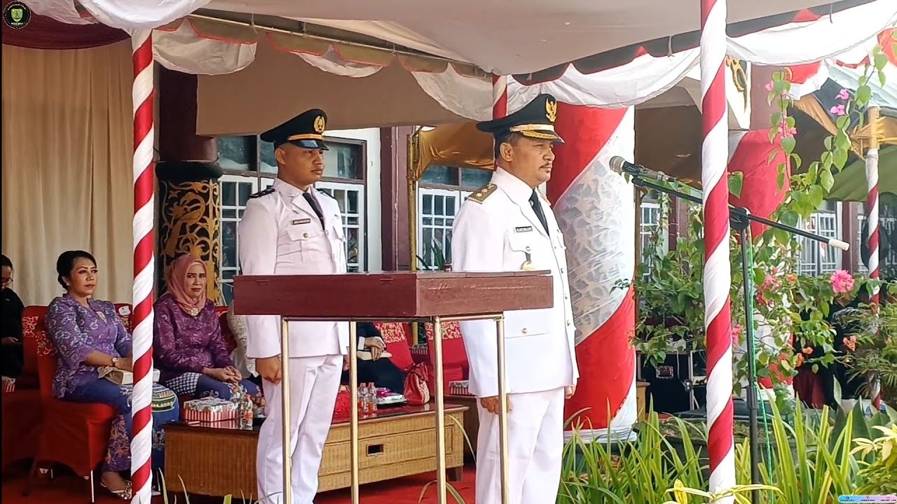 UPACARA PENURUNAN BENDERA DI HALAMAN KANTOR BUPATI BARITO TIMUR ...
