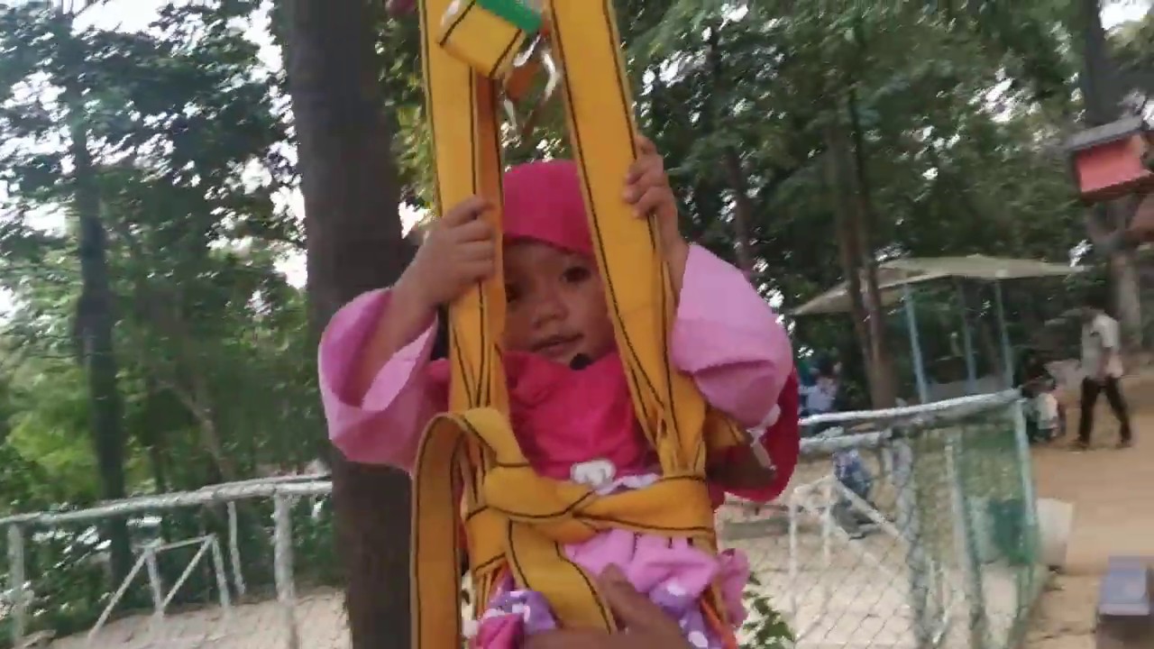 Flying fox anak anak Lagenda Park Batam - YouTube