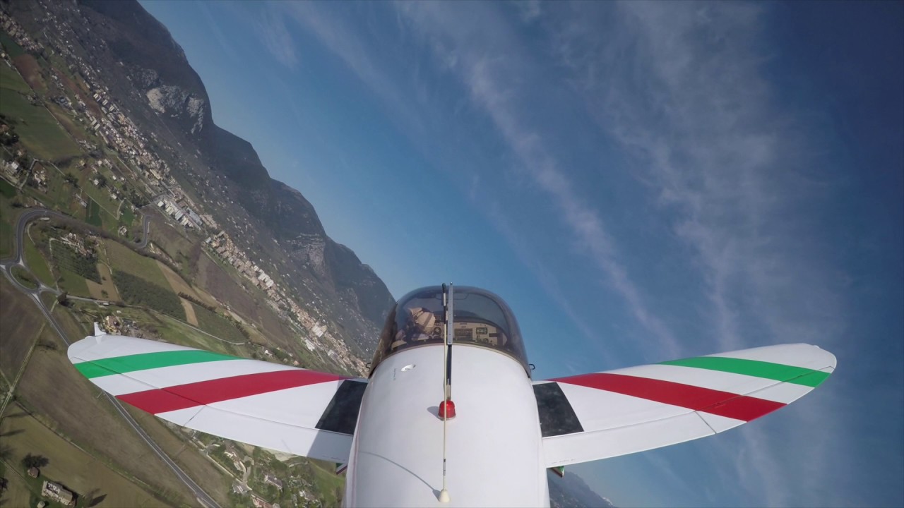 Acrobazia aerea ripresa dalla action camera caudale - YouTube