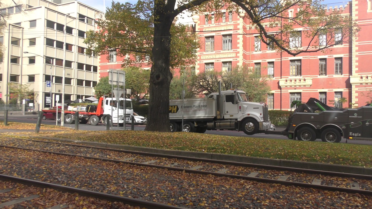Eagle towtruck towing EPH Truck Victoria St - YouTube
