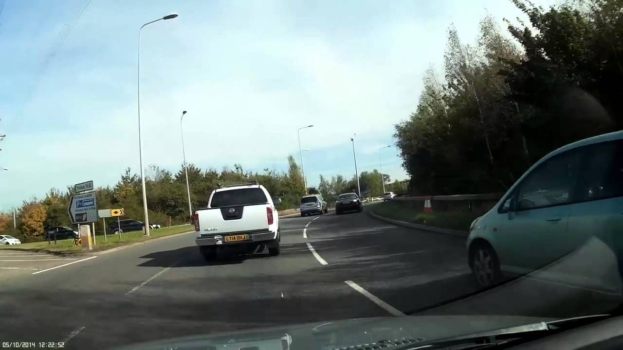 Junction 6 - M5 Worcester - Someone else who can't use a roundabout ...