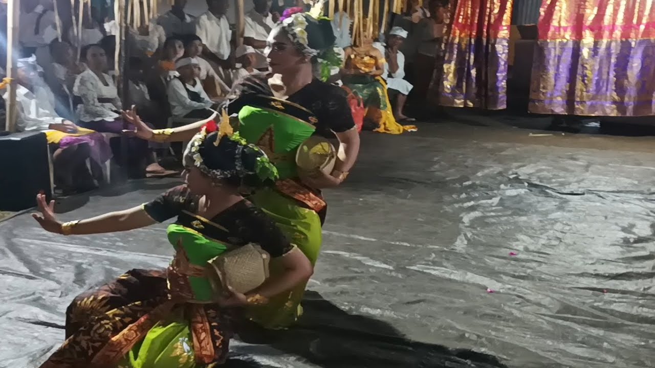 Tari ngalap cengkeh penari remaja putri desa adat gobleg buleleng - YouTube