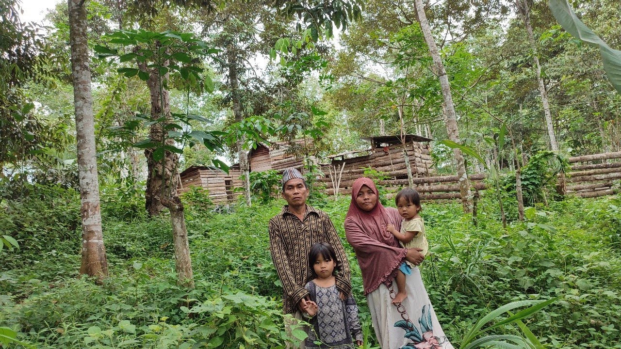 Kisah suami istri merawat anaknya tinggal di gubuk tengah hutan kebun - YouTube
