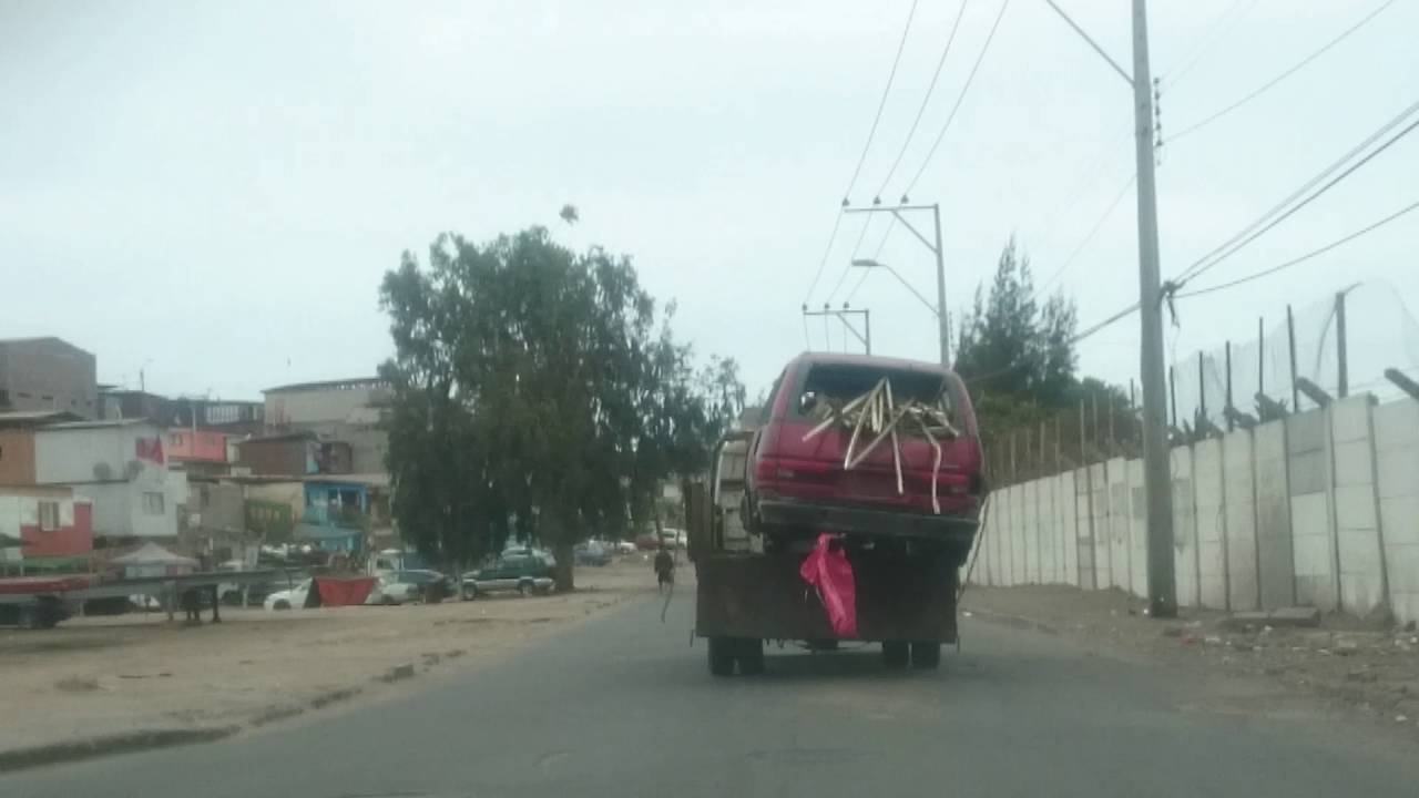 Camión mal estibado en #Iquique - YouTube