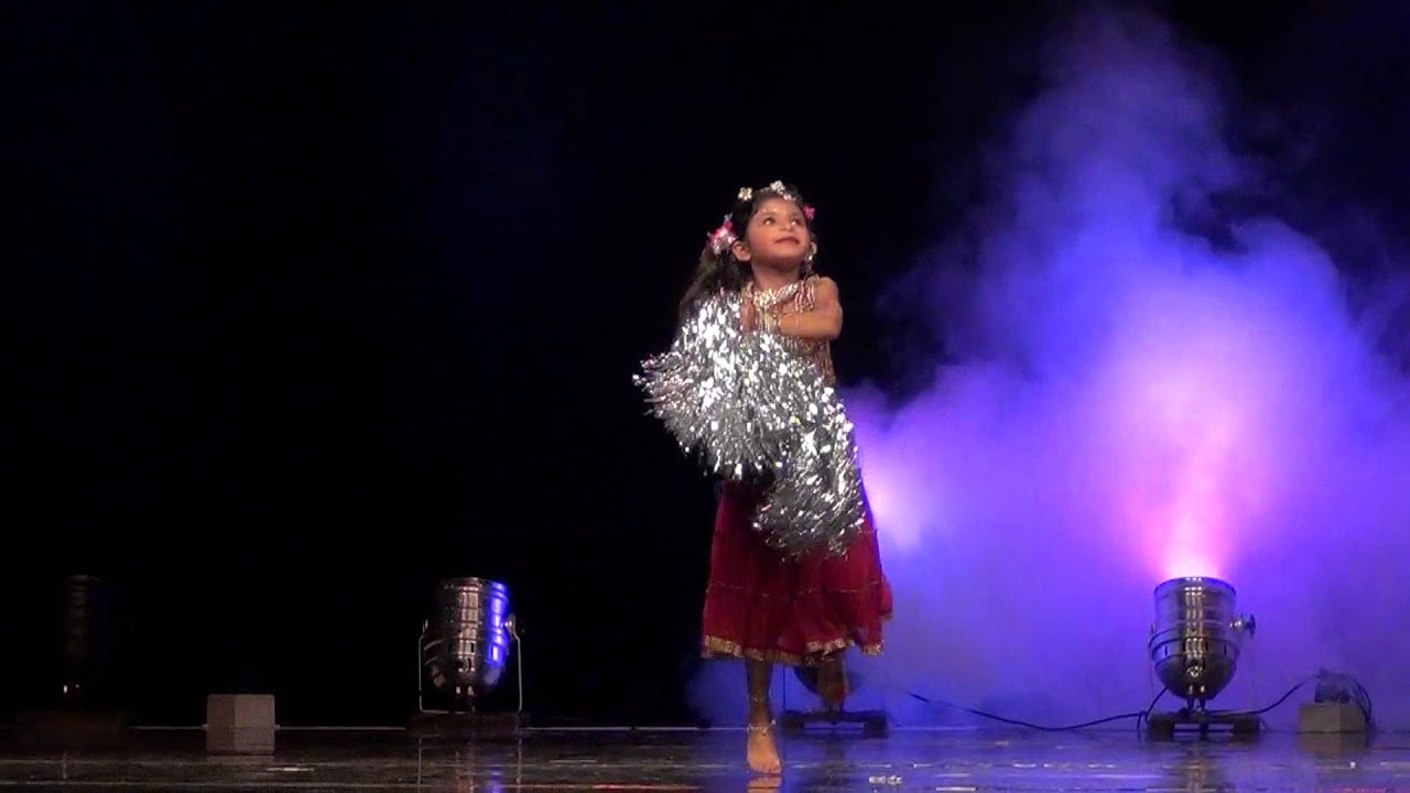 Mahi Arora 5 yrs - Folklorama India Pavillion 2012 - Kanto Se Kheench ...